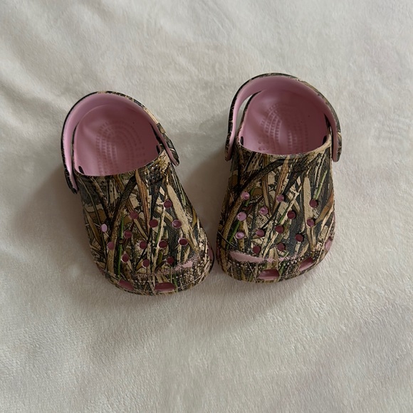 CROCS | Shoes | Baby Girl Size 23 Camo Crocs | Poshmark